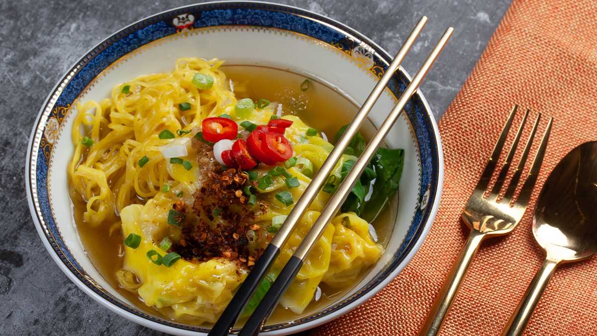 Easy Wonton Noodle Soup Recipe - Thai Bar Mee Kiew Nam